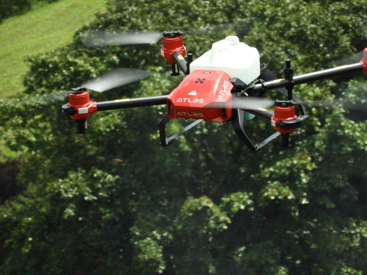 Antes dos 30, eles fundaram a primeira franquia que utiliza drones no ...